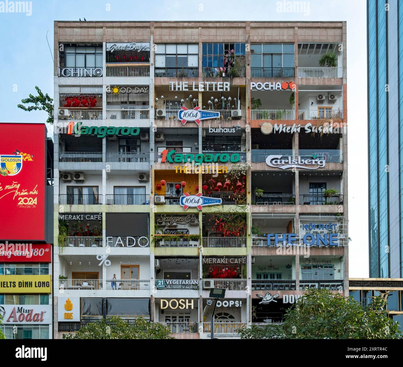 Cafe apartment building hi-res stock photography and images - Alamy