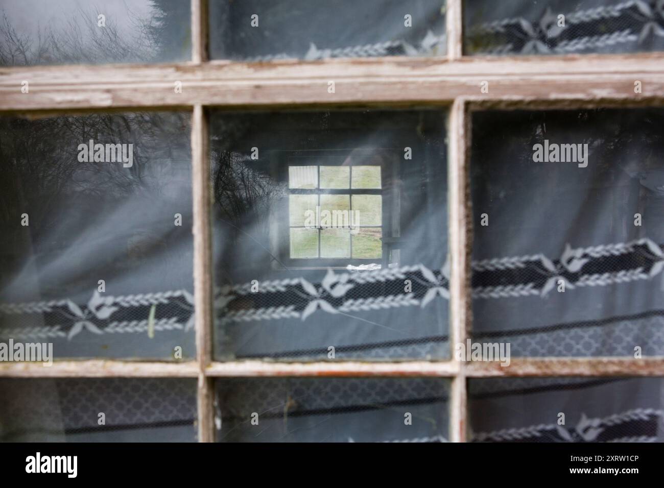 Rotten wooden window hi-res stock photography and images - Alamy