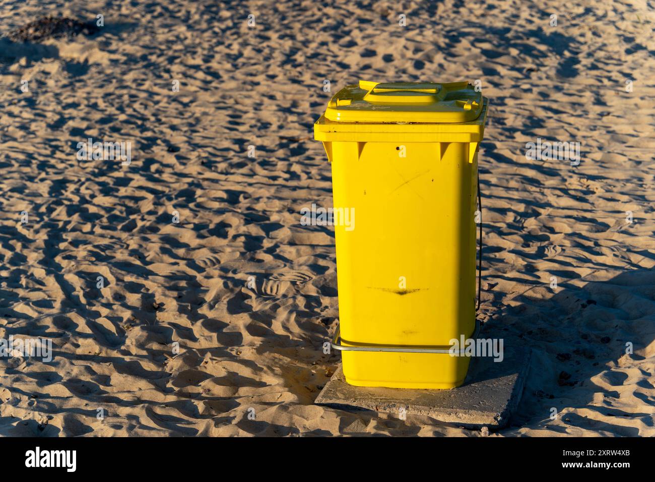 Summer sea yellow trash hi-res stock photography and images - Alamy