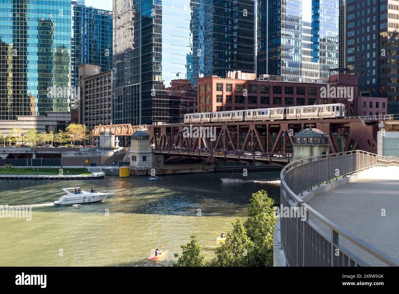 Brown Line elevated train passing through downtown Chicago over the ...