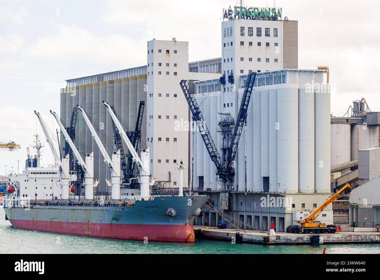 Lolo gate bulk carrier cargo ship hi-res stock photography and images ...