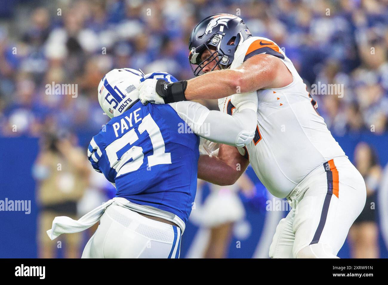 Defensive lineman line scrimmage hi-res stock photography and images ...