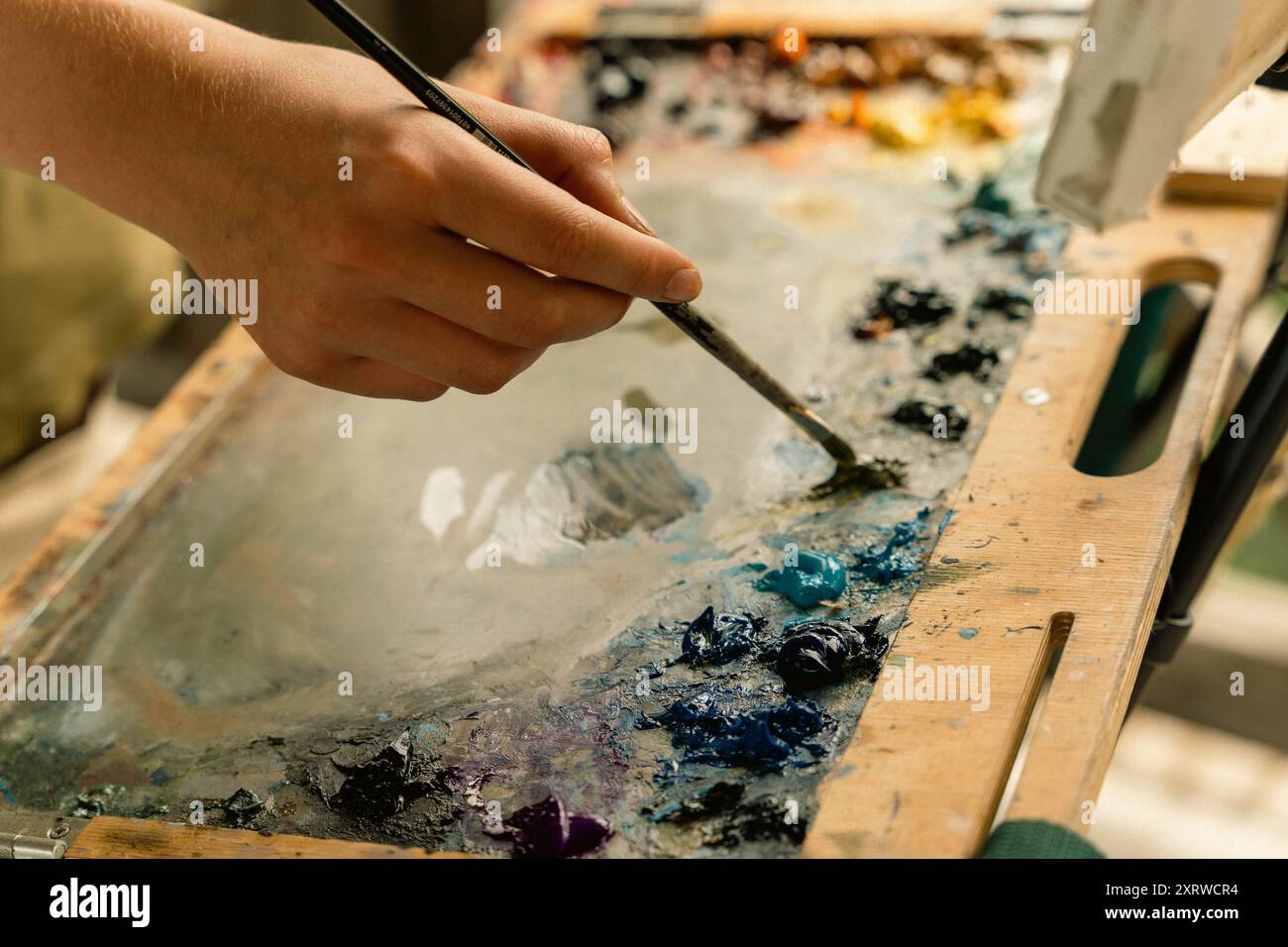 Mixing colors hi-res stock photography and images - Alamy
