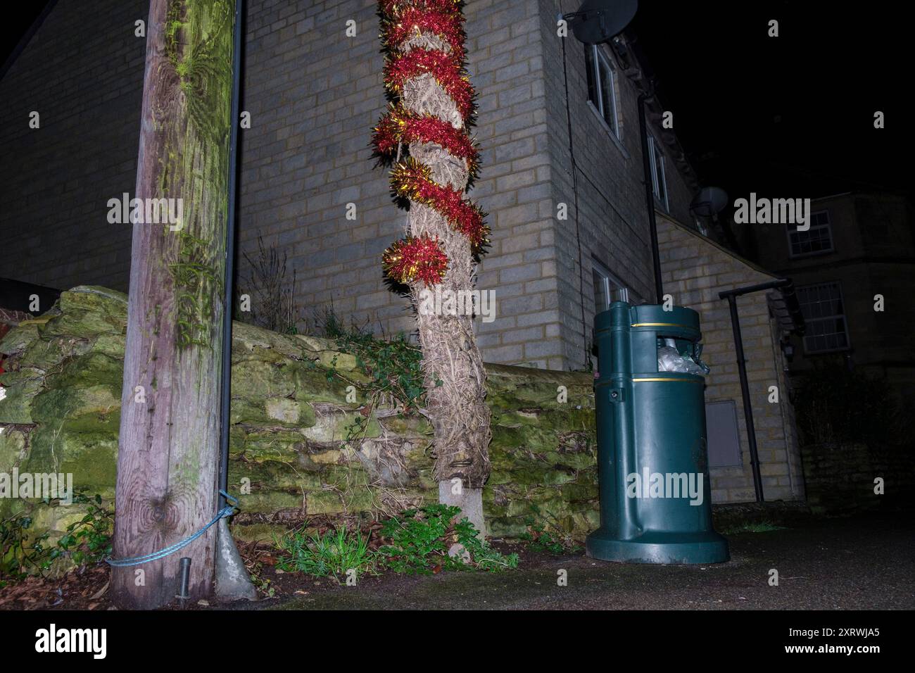 Street lamp post in path hi-res stock photography and images - Alamy