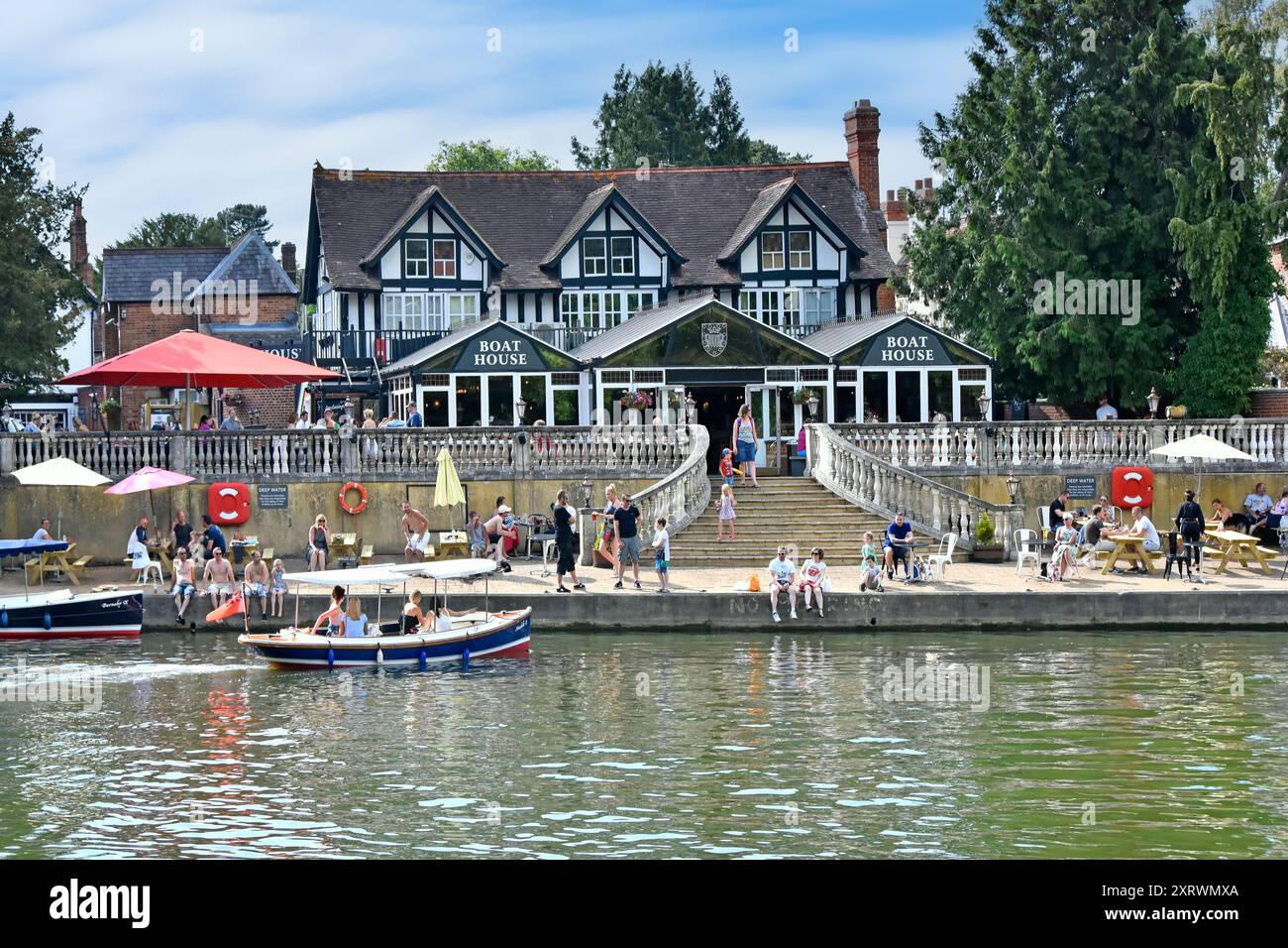 Wallingford Oxfordshire people enjoying refreshments & boat hire on hot ...