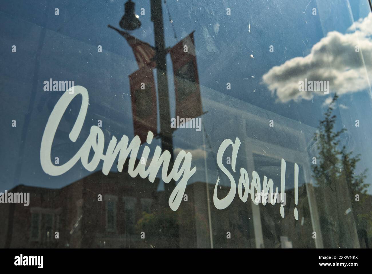 New store opening soon sign hi-res stock photography and images - Alamy