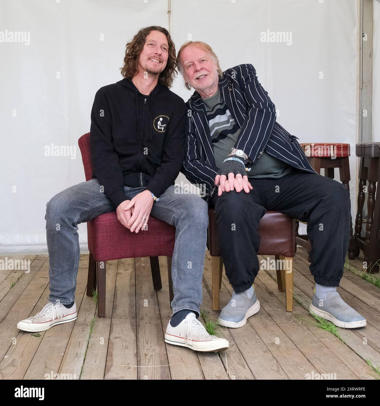 Pose backstage hi-res stock photography and images - Alamy