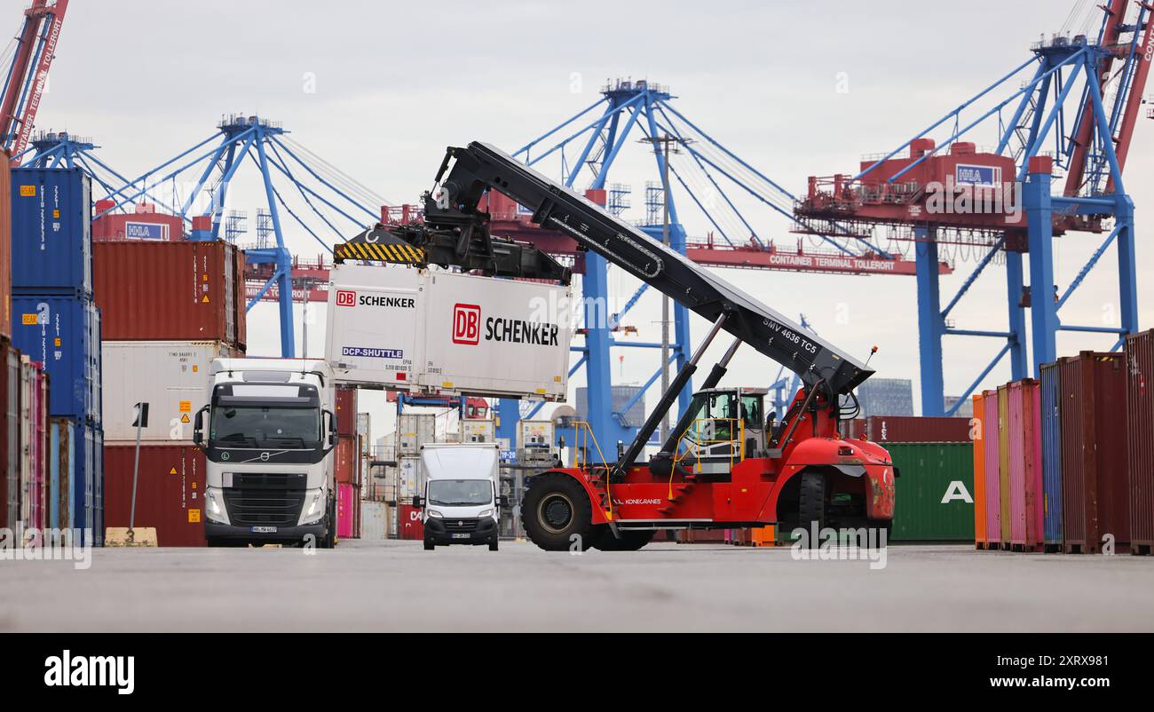 Hamburg, Germany. 08th Aug, 2024. A container stacker transports a ...