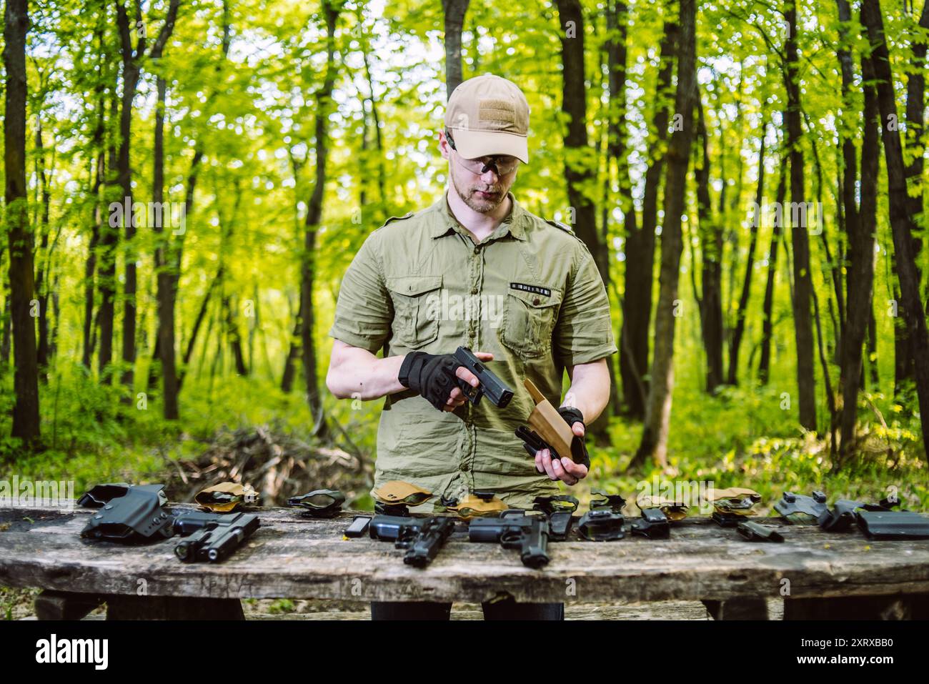 Soldier cleaning weapon hi-res stock photography and images - Alamy