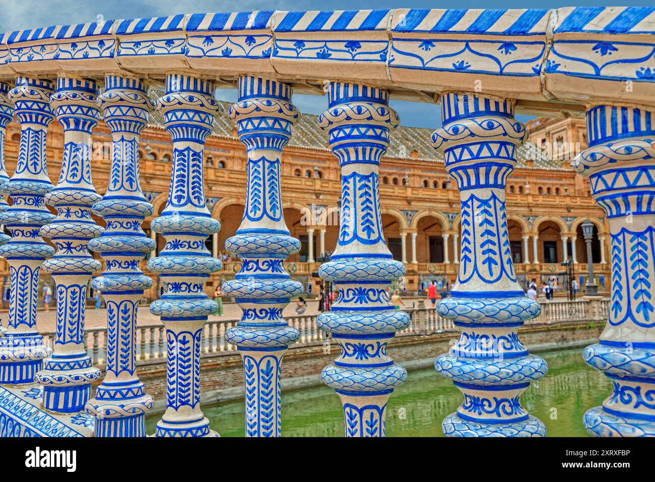 Bridge balustrading hi-res stock photography and images - Alamy