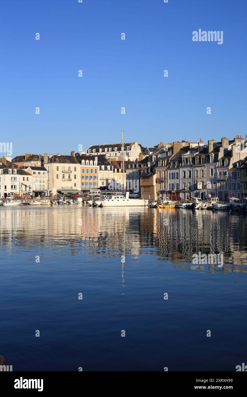 Harbour and colourful buildings from Quai Nicolas Fauquet, Le Palais ...
