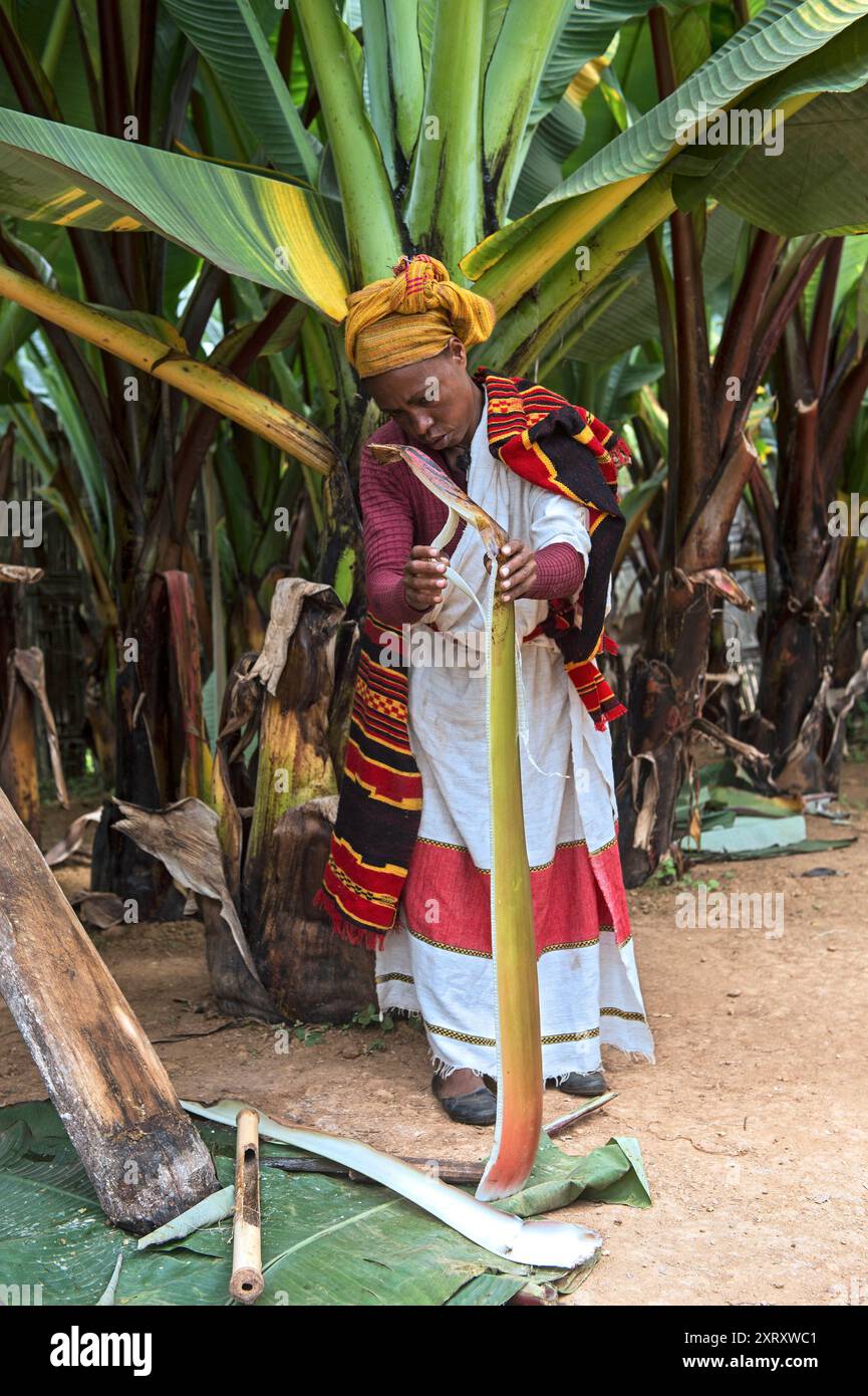 Household chores woman africa hi-res stock photography and images - Alamy