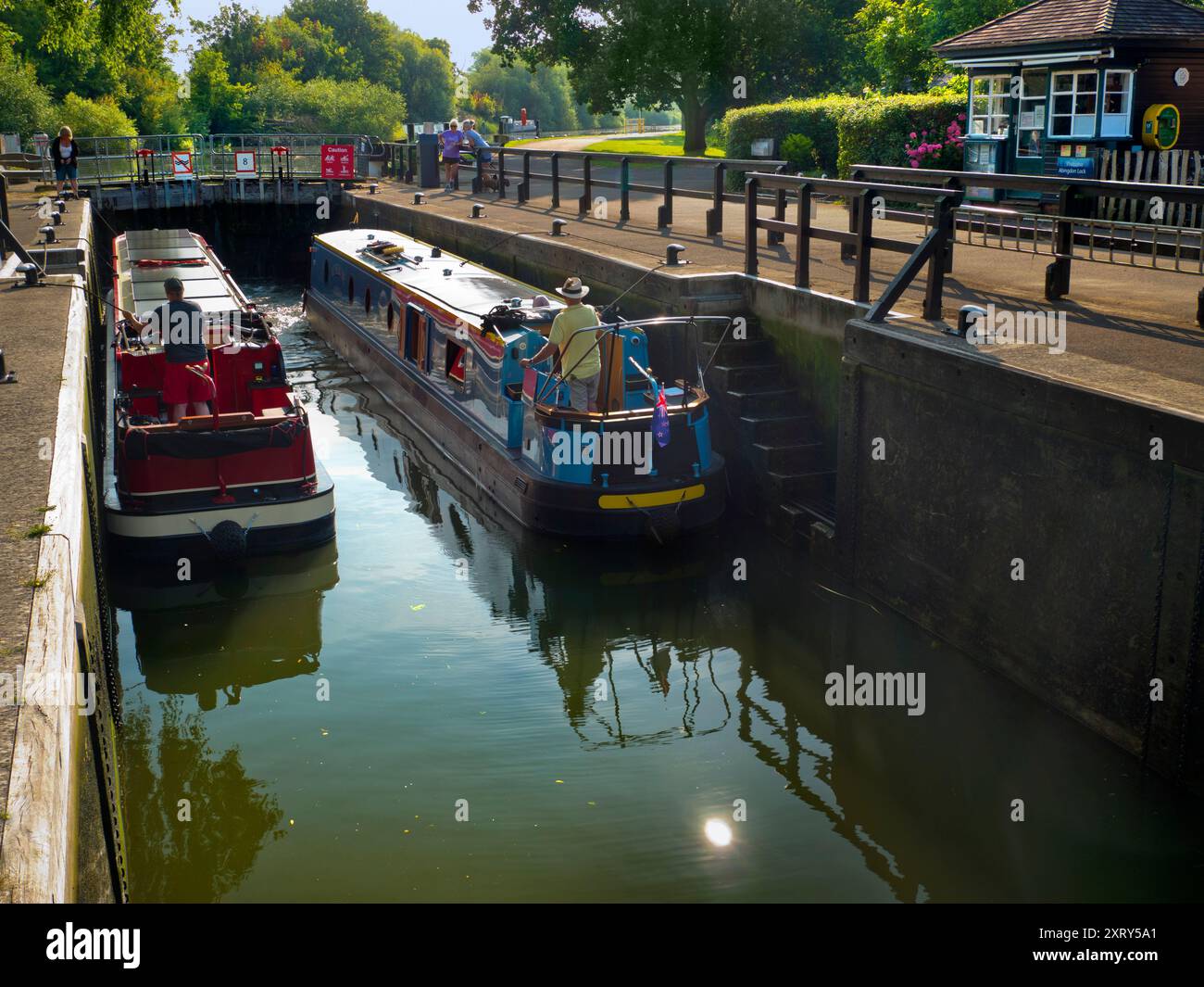 Houseboats between the gates of Abingdon Lock on the Thames. This is on ...