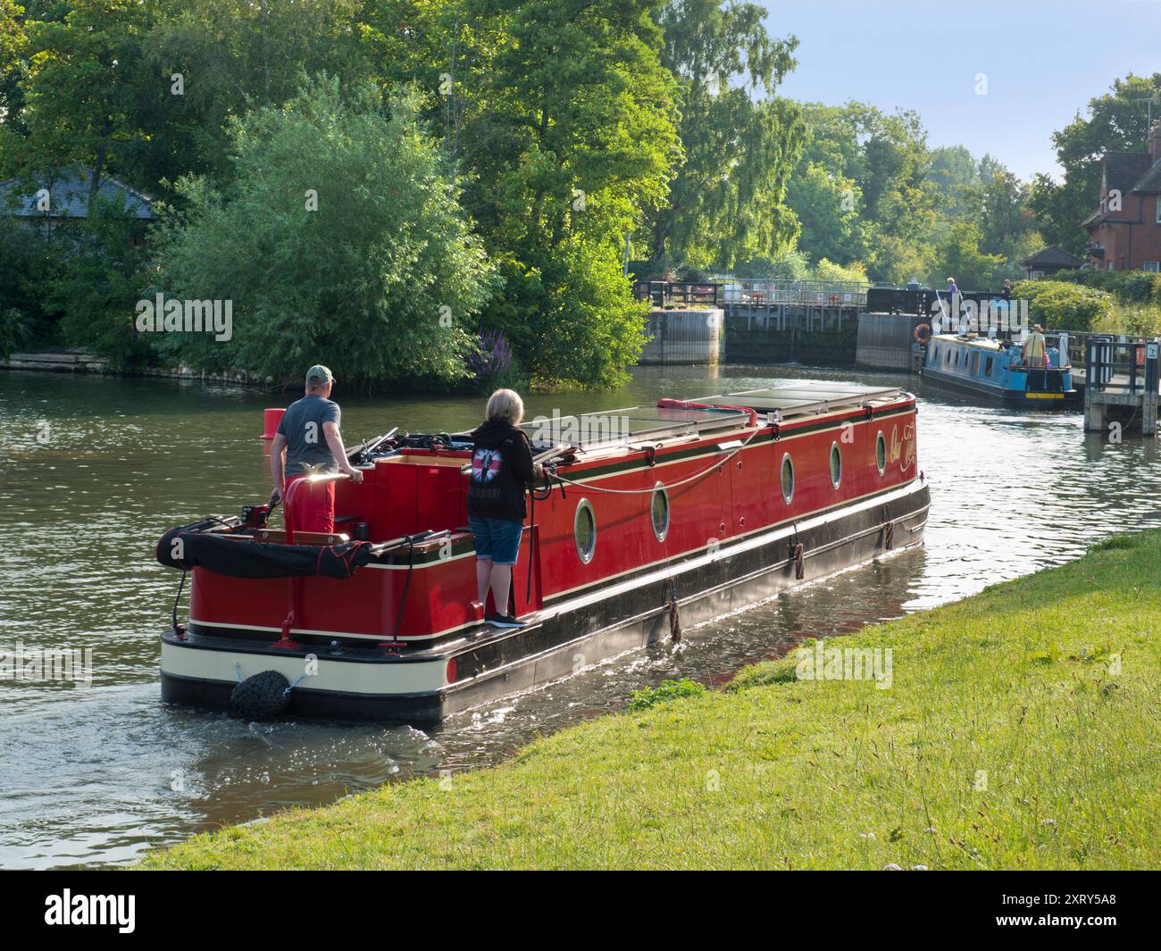 Houseboats approaching the gates of Abingdon Lock on the Thames. These ...