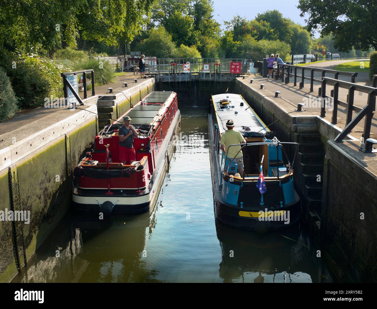 Houseboats between the gates of Abingdon Lock on the Thames. This is on ...