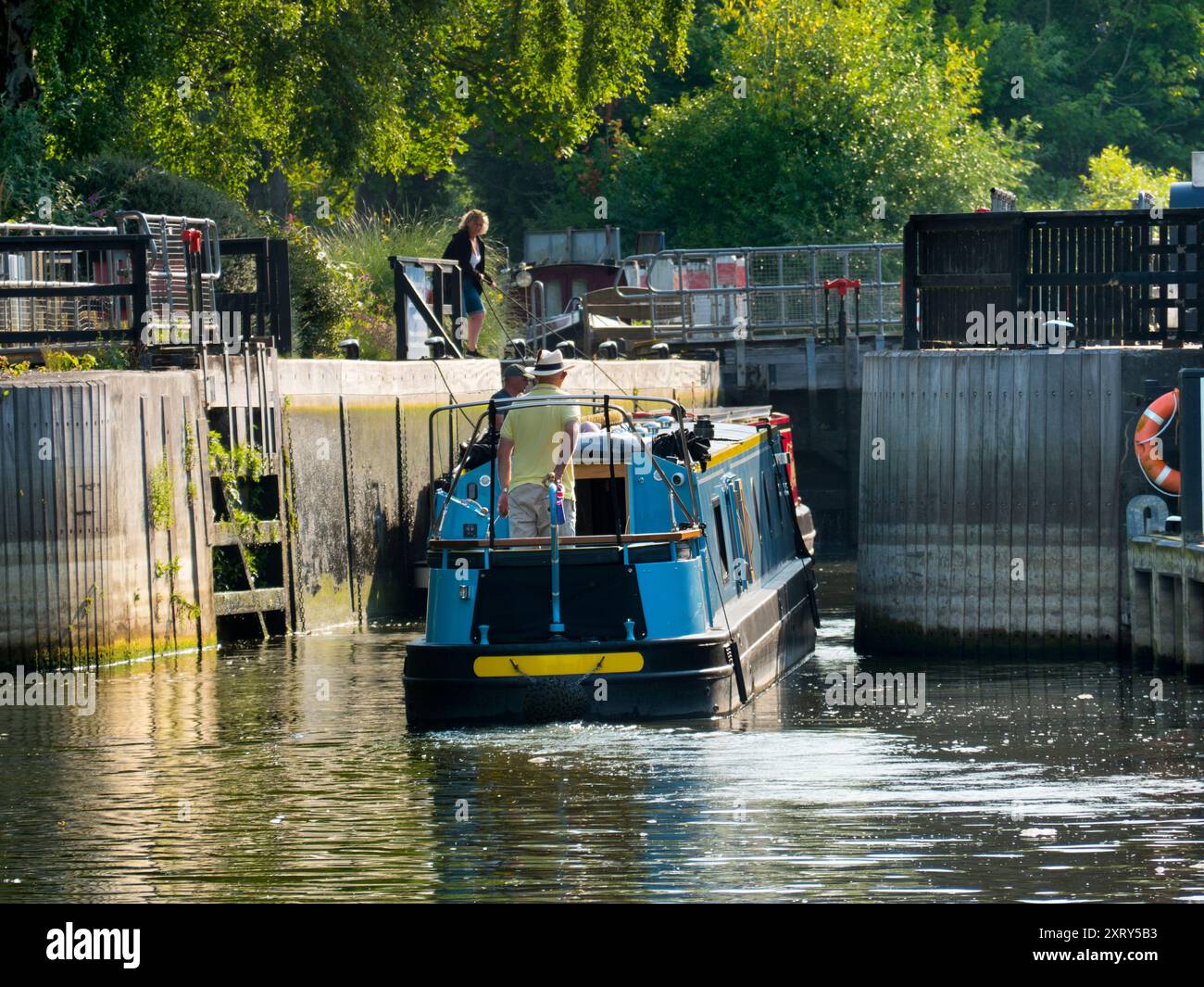 Houseboats approaching the gates of Abingdon Lock on the Thames. These ...