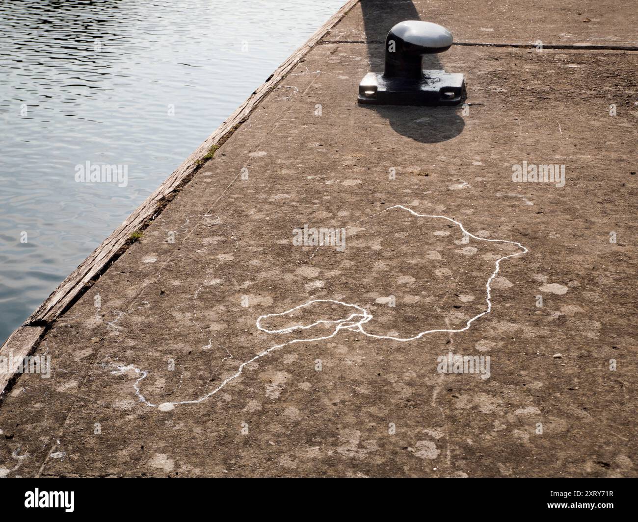 Mooring post and slug tracks by the Thames. Close-up of mooring post by ...