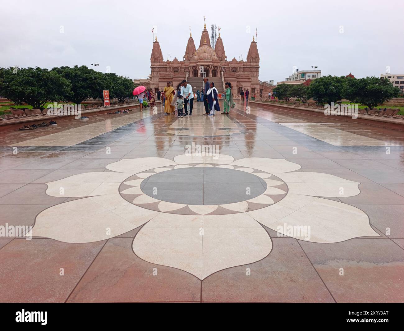 Shri swaminarayan mandir hindu temple hi-res stock photography and ...
