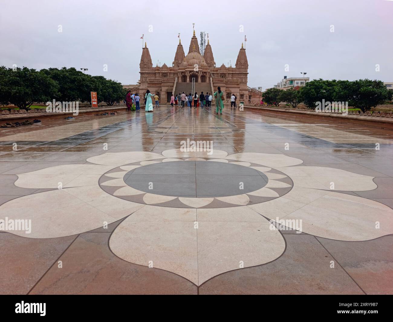 Swaminarayan temple architecture hi-res stock photography and images ...