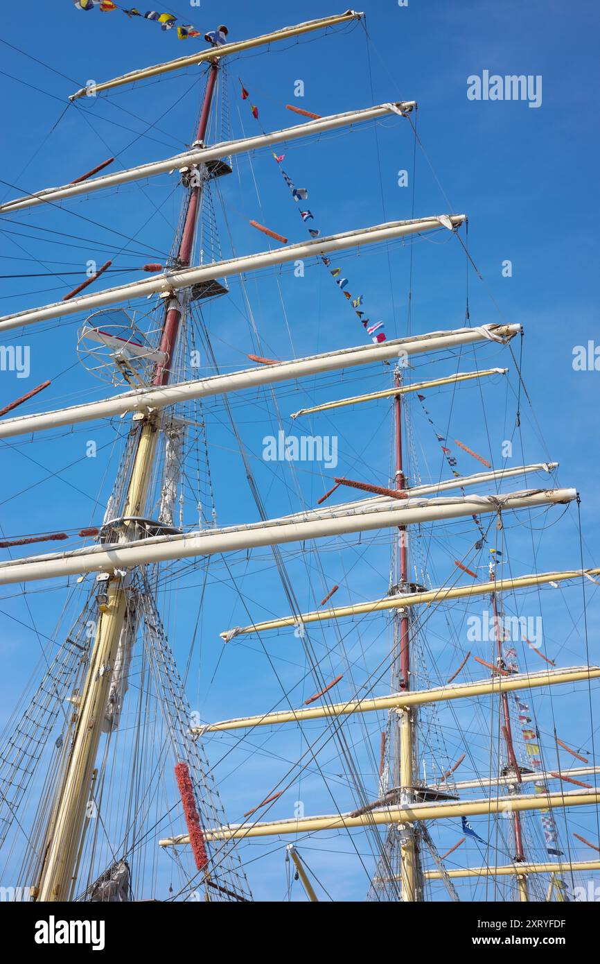 Old ship masts hi-res stock photography and images - Alamy