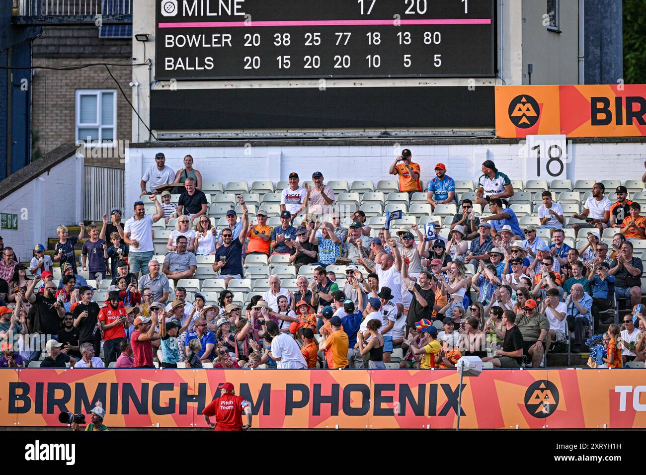 Cricket crowd catch hi-res stock photography and images - Alamy