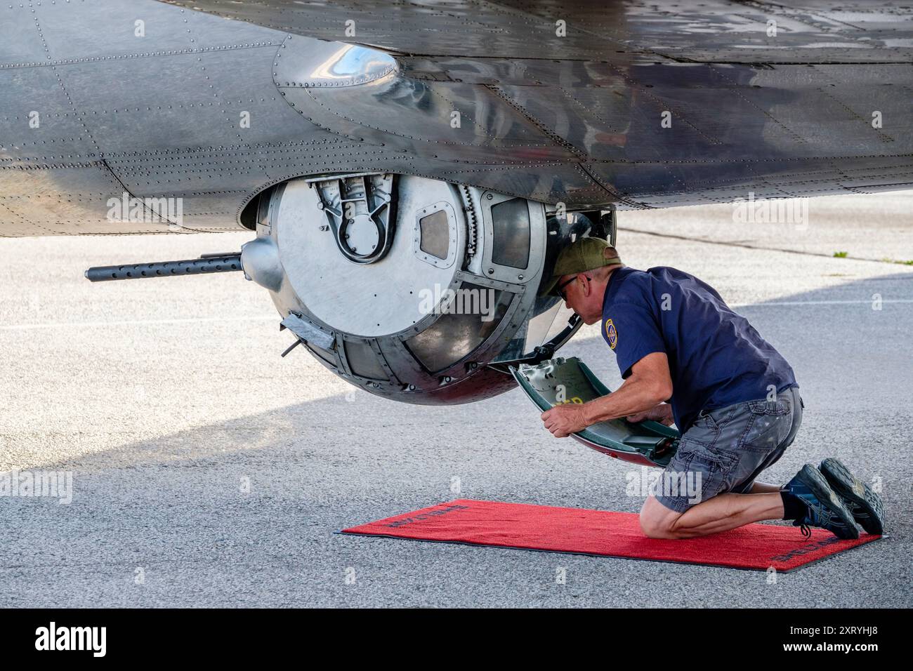 Boeing B-17 Flying Fortress vintage bomber plane maintenance crew ...