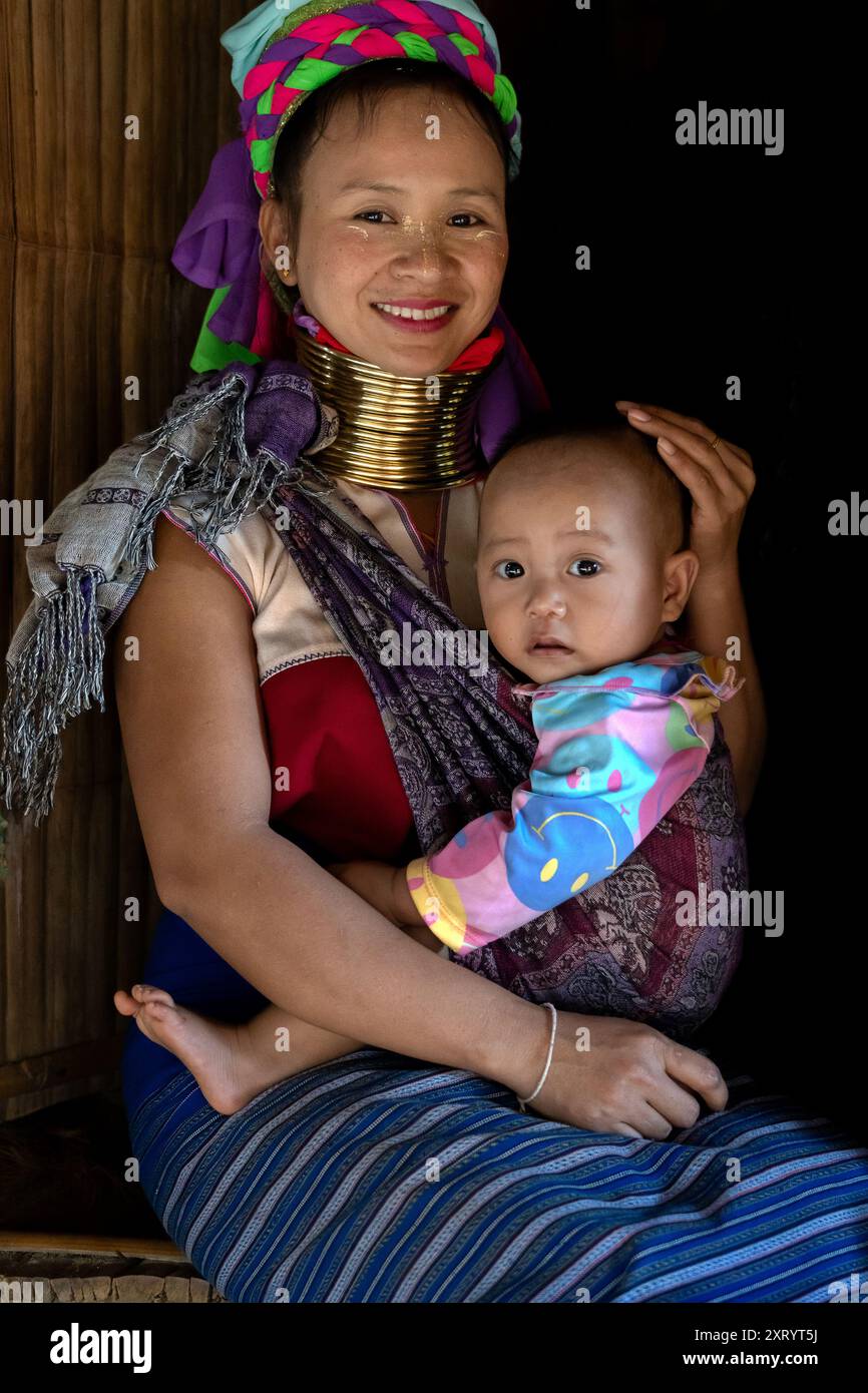 Karen long neck woman and child in Chiang Rai, Thailand Stock Photo - Alamy
