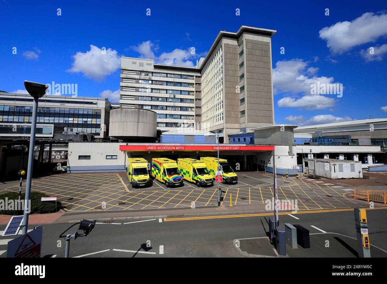 Universiy hospital of wales hi-res stock photography and images - Alamy