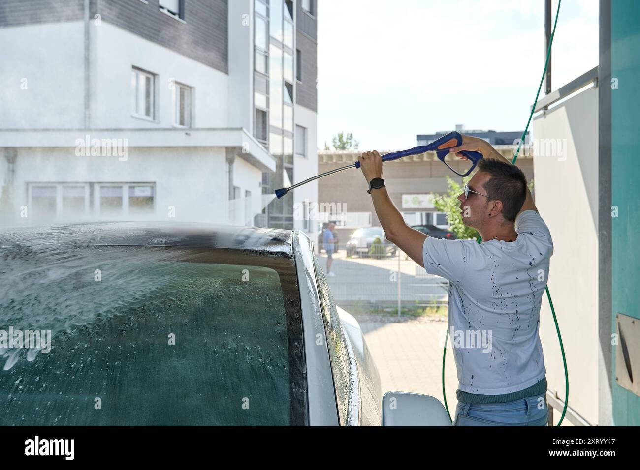 Auto in waschanlage hi-res stock photography and images - Alamy