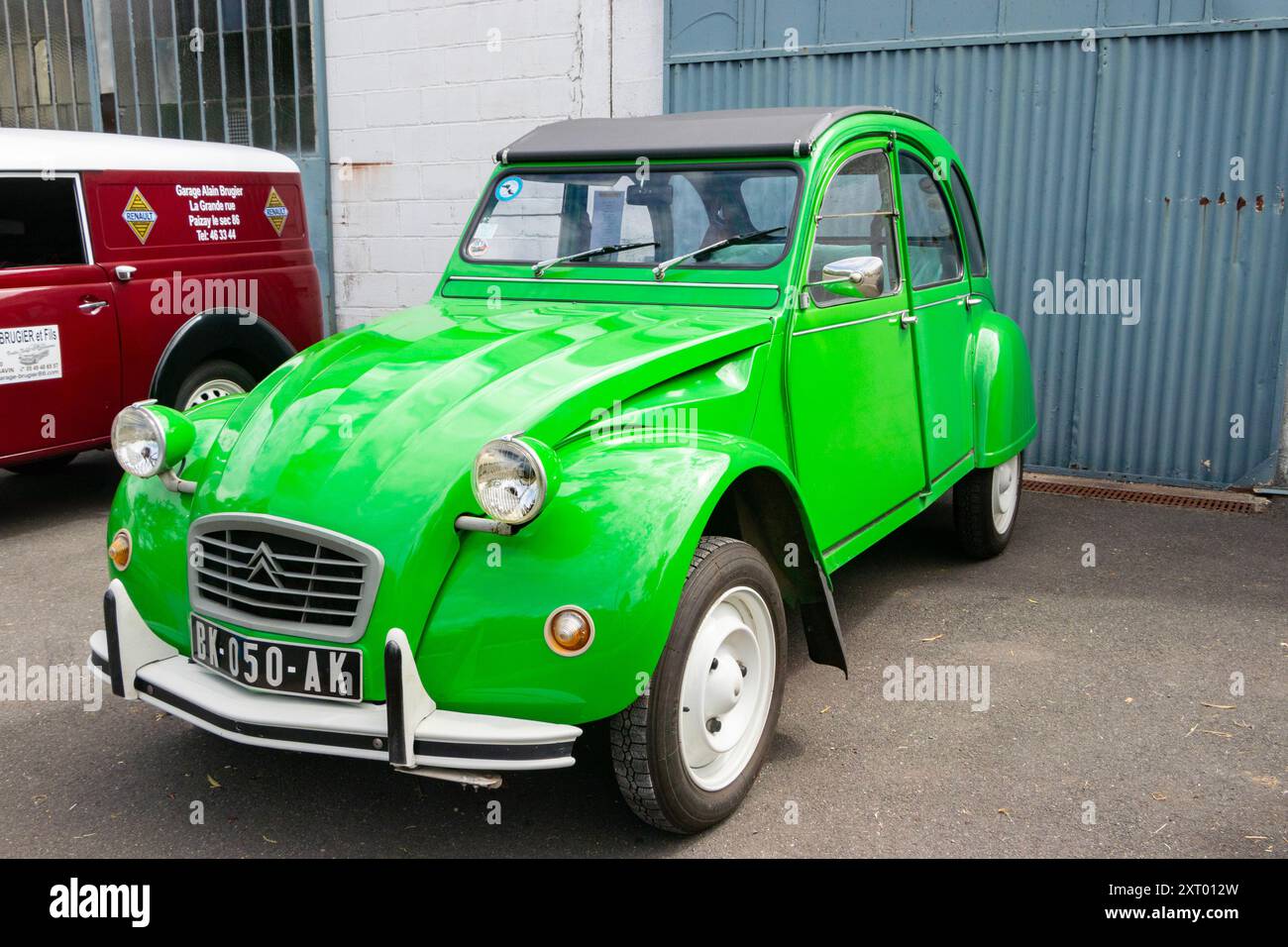 Old green citroen 2cv hi-res stock photography and images - Alamy