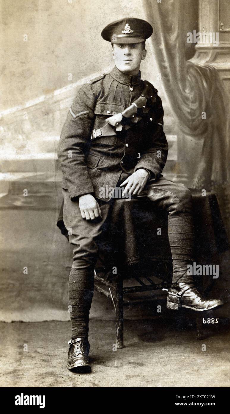 Soldier posing hi-res stock photography and images - Alamy