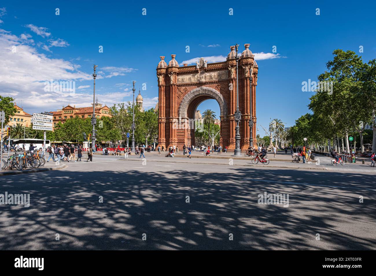The Arc de Triomf (Triumphal Arch) was built as a gateway to the ...