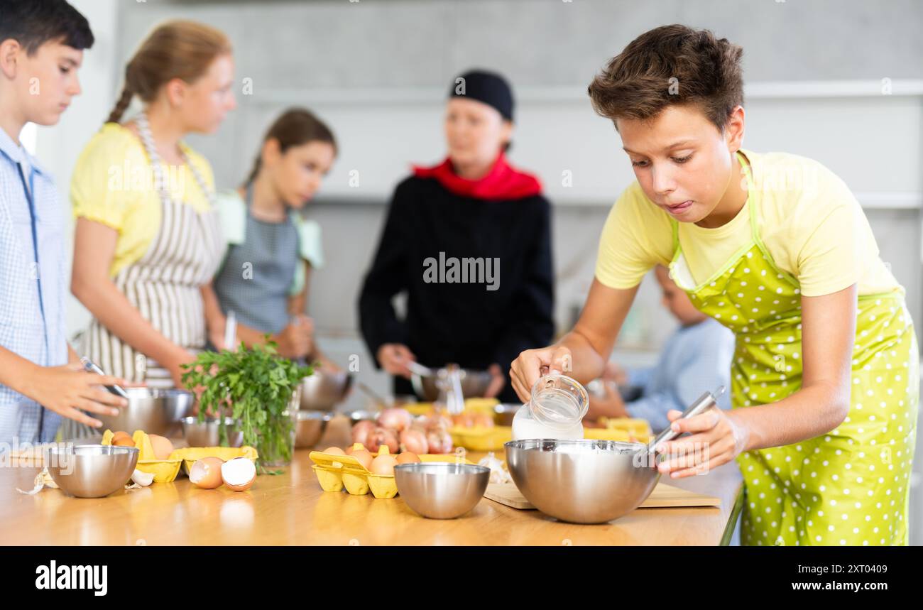 Teen boy cooking class hi-res stock photography and images - Alamy