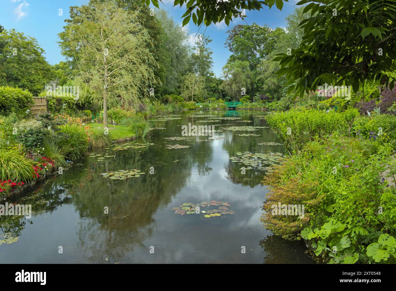 Monet's garden giverny japanese bridge hi-res stock photography and ...