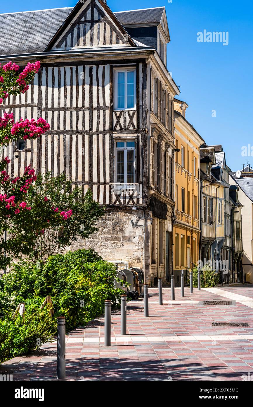 Iconic half-timbered house with pink flowers, in the city of Rouen ...