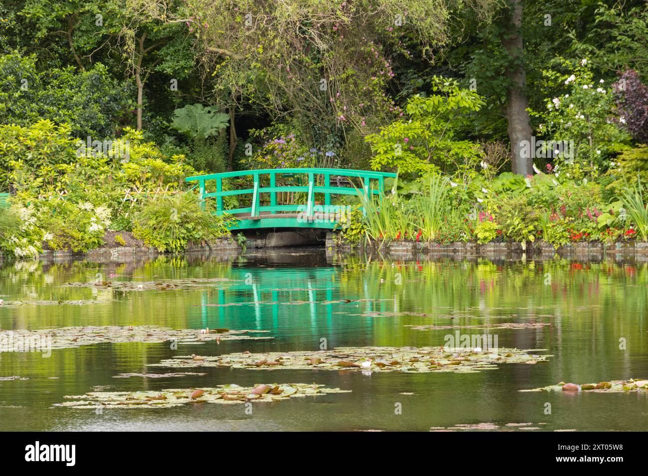 Monet's garden giverny japanese bridge hi-res stock photography and ...
