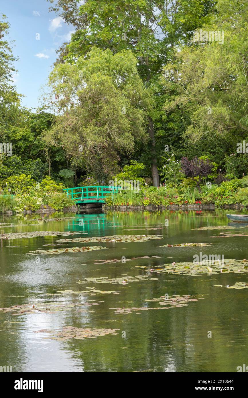 Monet's garden giverny japanese bridge hi-res stock photography and ...