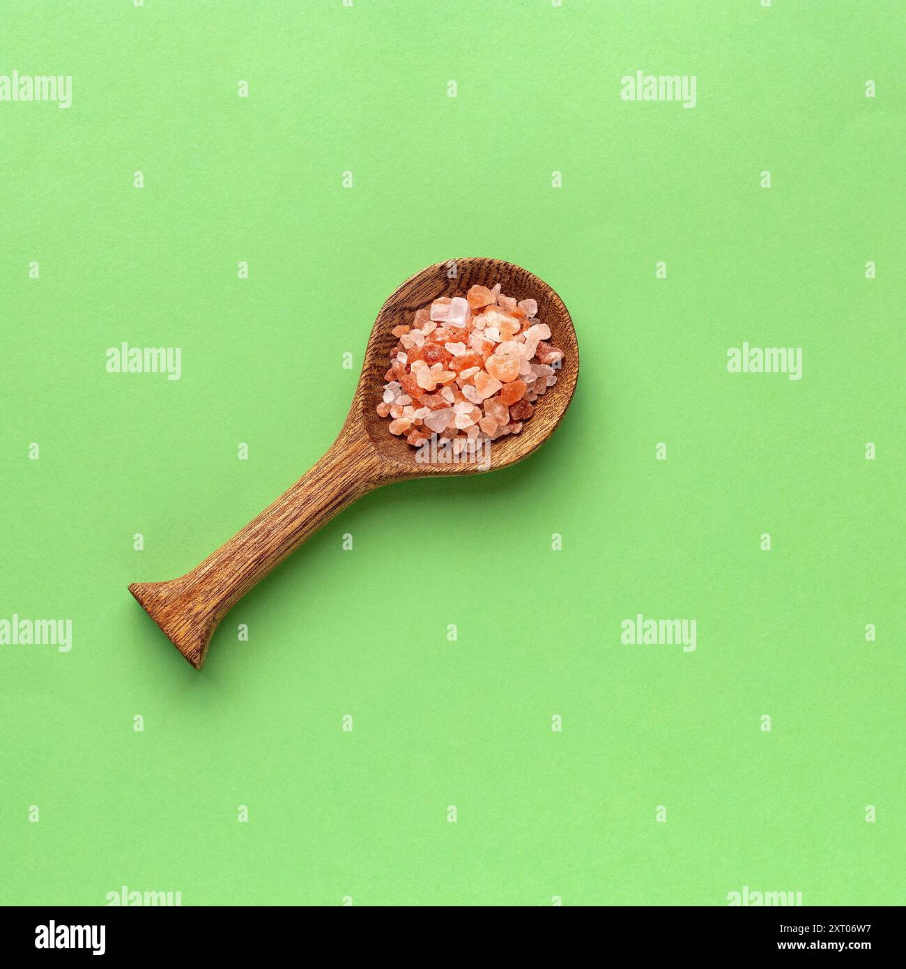 Pakistani red rock salt in spoon - Himalayan pink salt crystals Stock ...