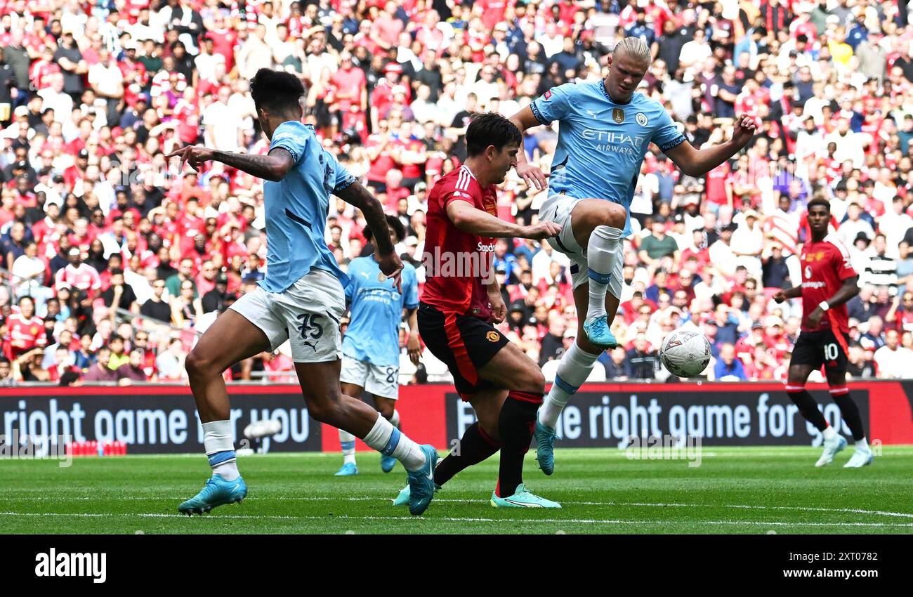 London, UK. 10th Aug, 2024. Erling Haaland of Manchester City (r) in ...