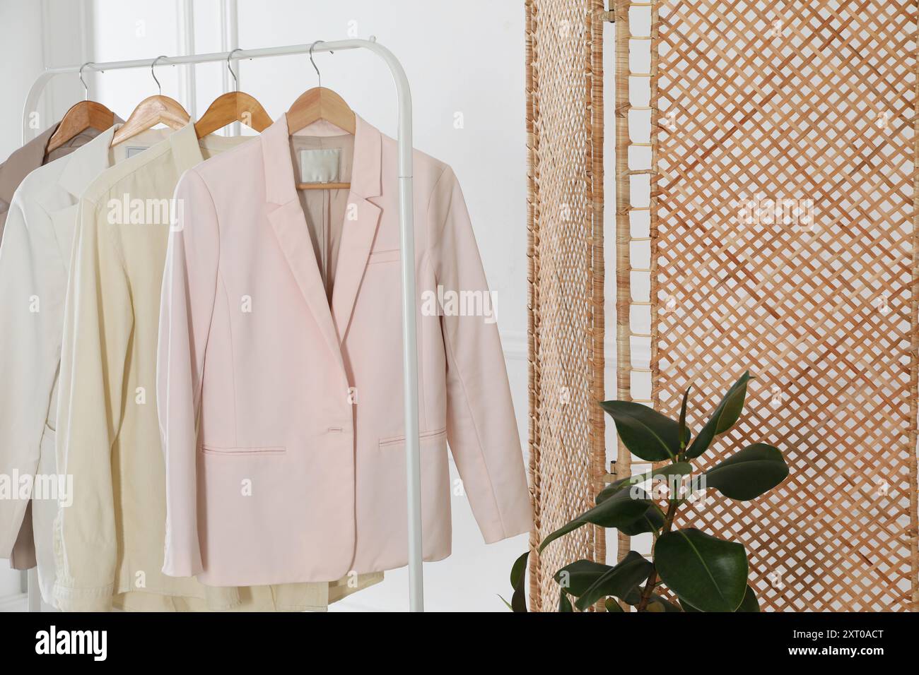 White folding privacy screen hi-res stock photography and images - Alamy