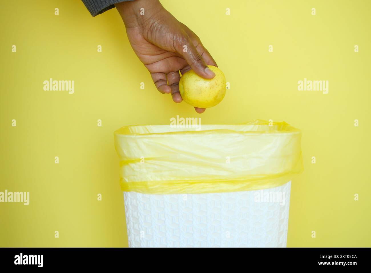 throwing lemon in a garbage bin Stock Photo - Alamy