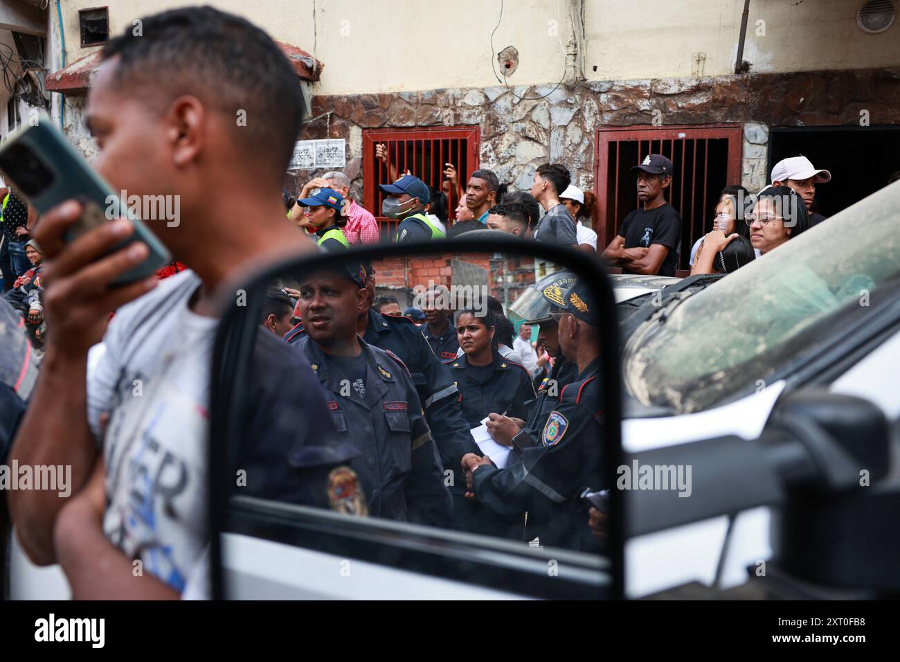 Caracas, Venezuela. 12th Aug, 2024. Residents of El Bambu, officials ...