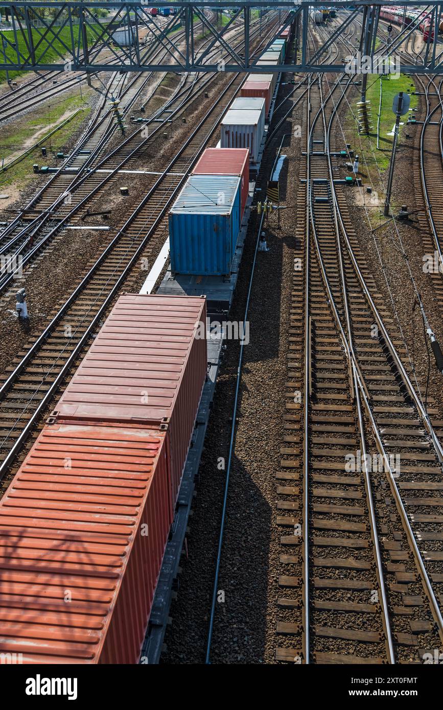 Metal shipping containers cargo hi-res stock photography and images - Alamy