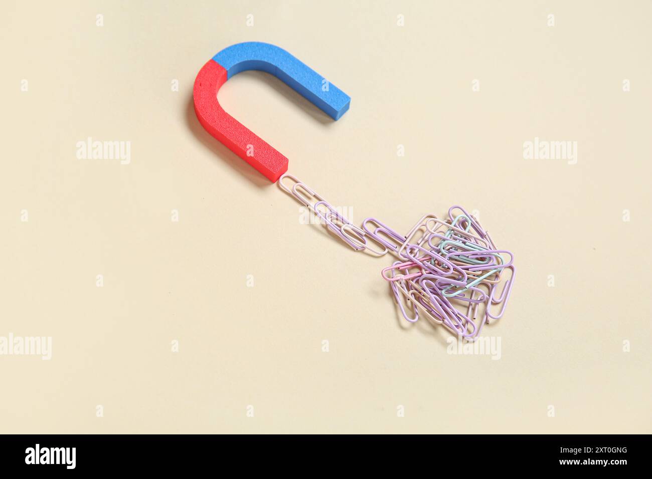 Paperclips on magnet hi-res stock photography and images - Alamy