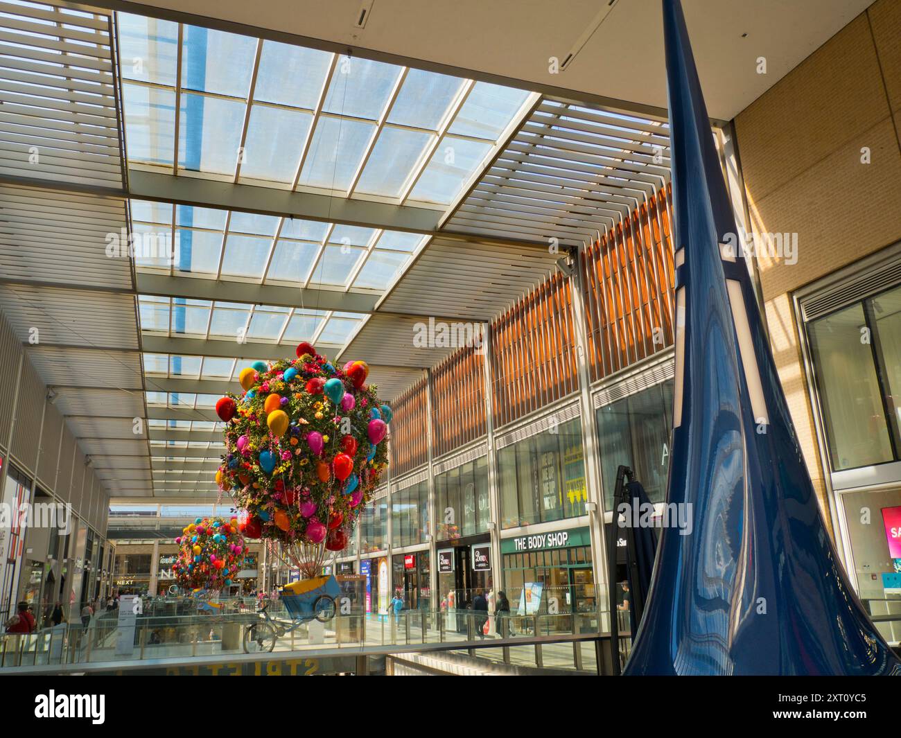 Enclosed atrium hi-res stock photography and images - Alamy