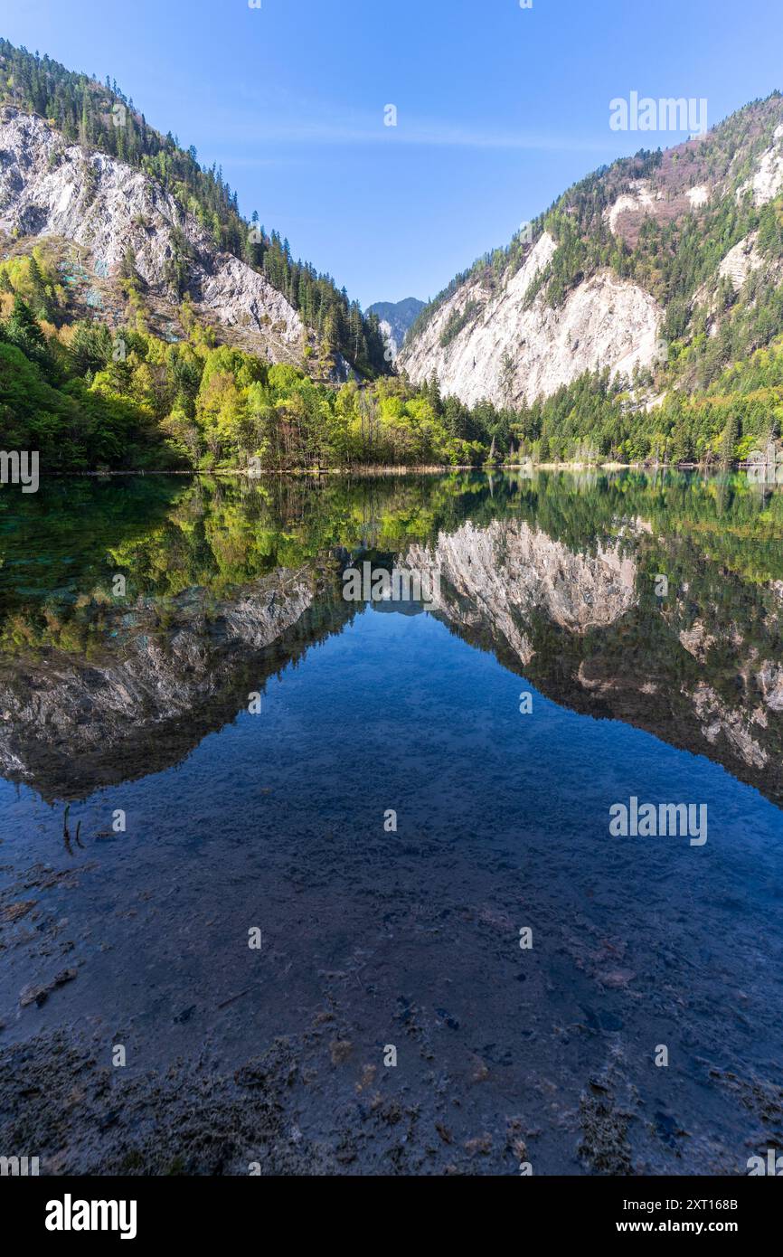 Five Flower Lake in Jiuzhai Valley National Park, Sichuan, China Stock ...