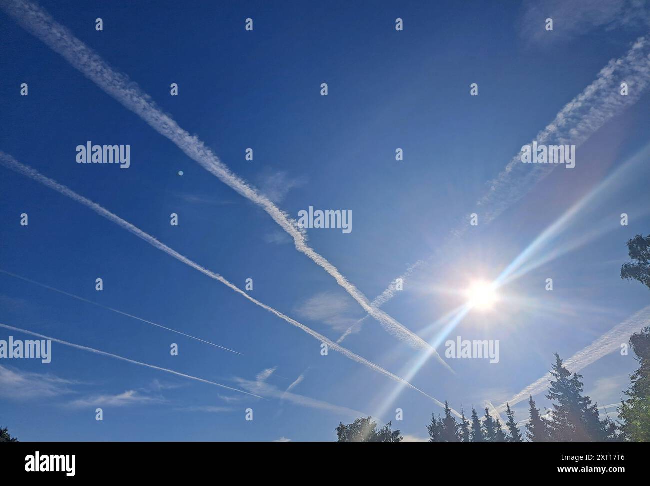 Flugzeug und kondensstreifen hi-res stock photography and images - Alamy