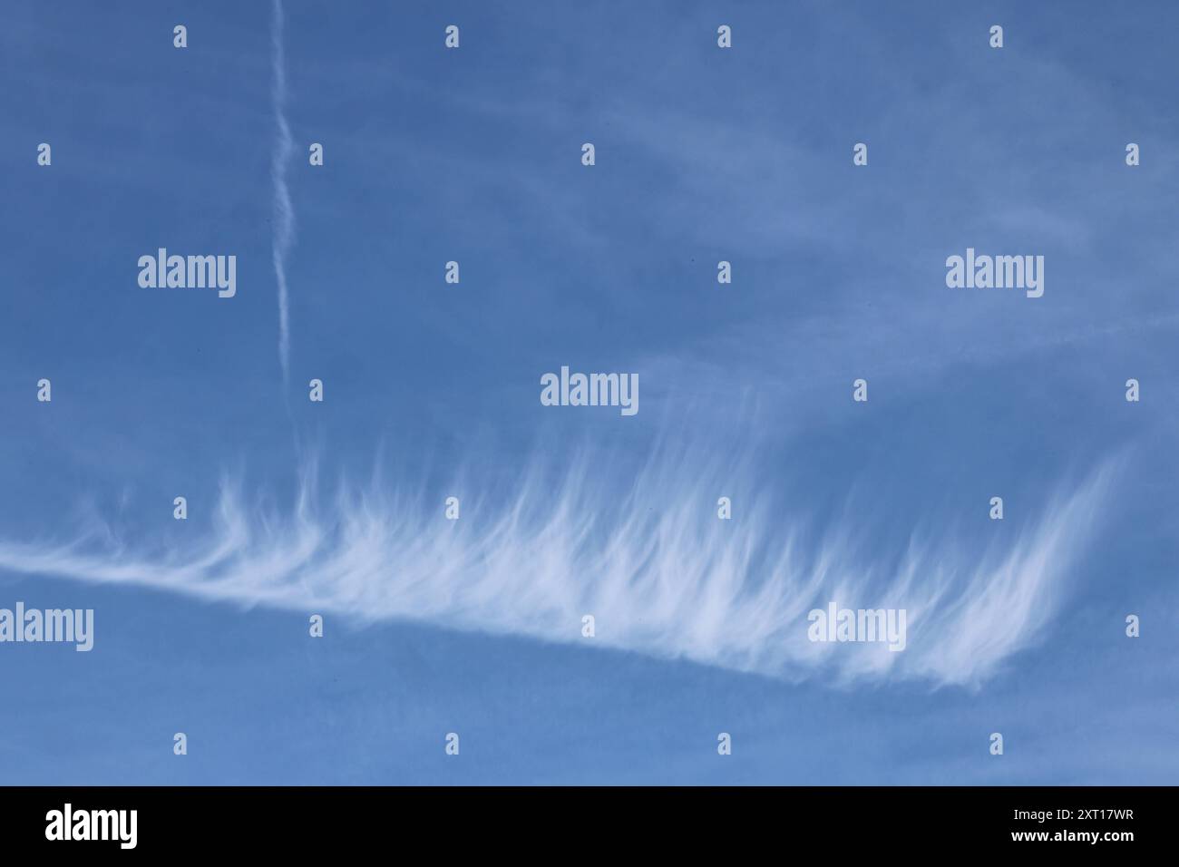 Kondensstreifen wolkenbildung hi-res stock photography and images - Alamy