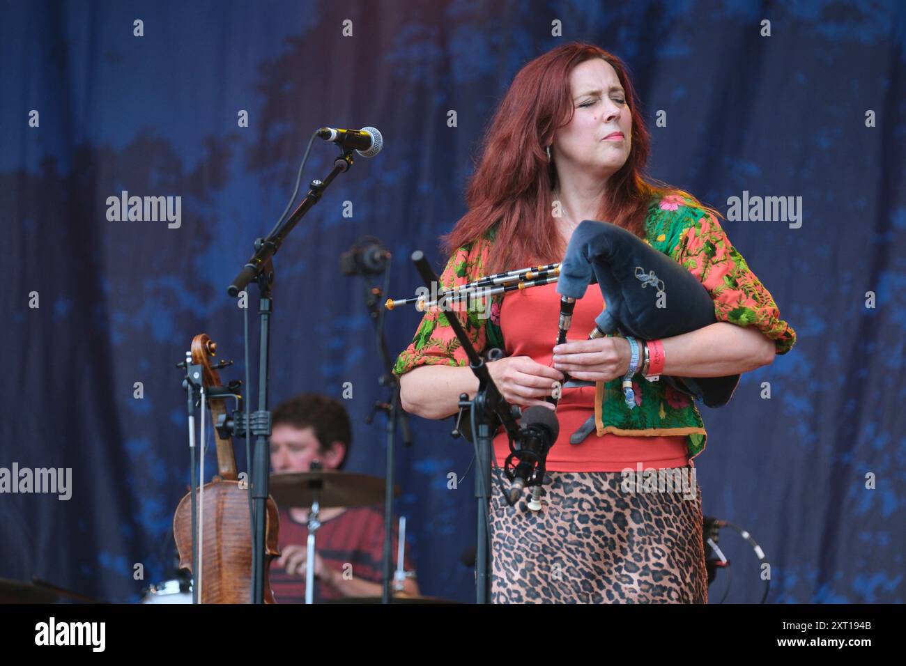 Kathryn Tickell performs at Fairport's Cropredy Convention, Cropredy ...