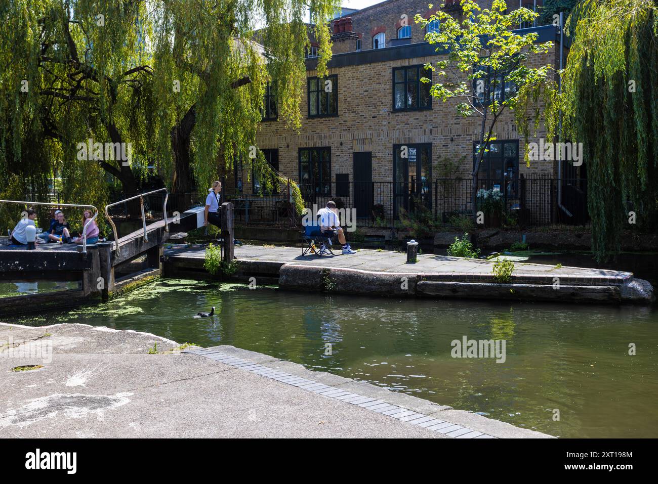 Operating locks on the canal hi-res stock photography and images - Alamy